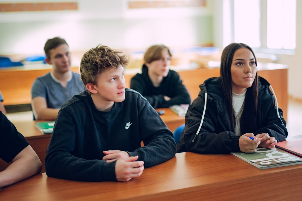 Gymnázia, lycea, střední a základní školy