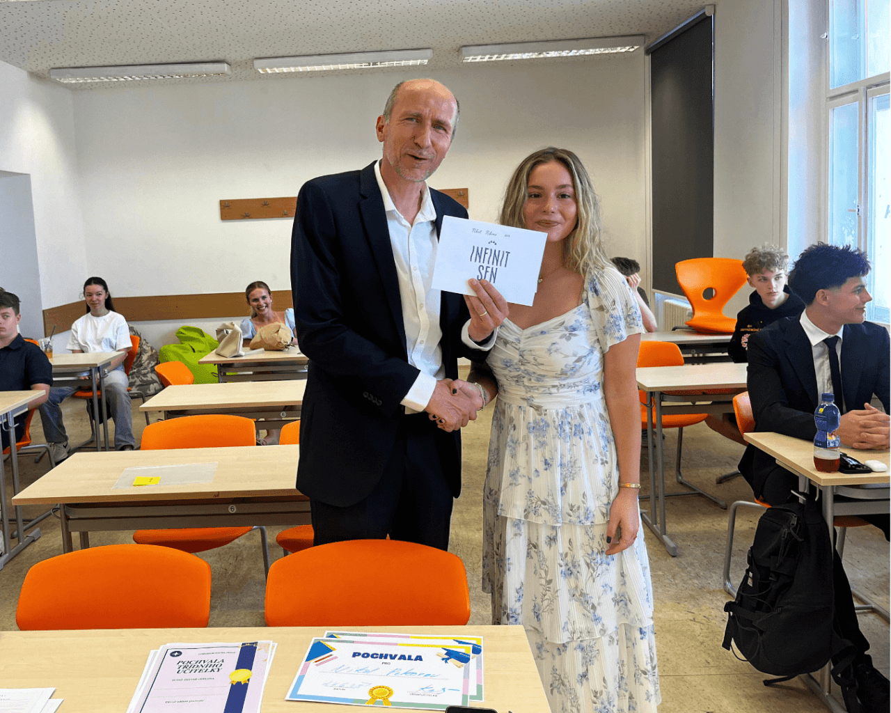 Gymnázia, lycea, střední a základní školy