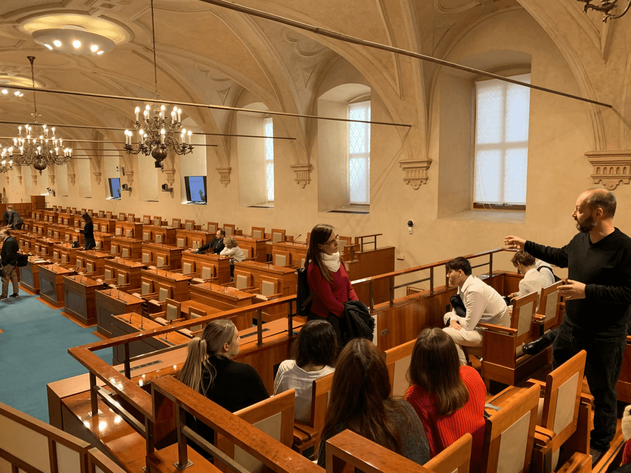 Gymnázia, lycea, střední a základní školy