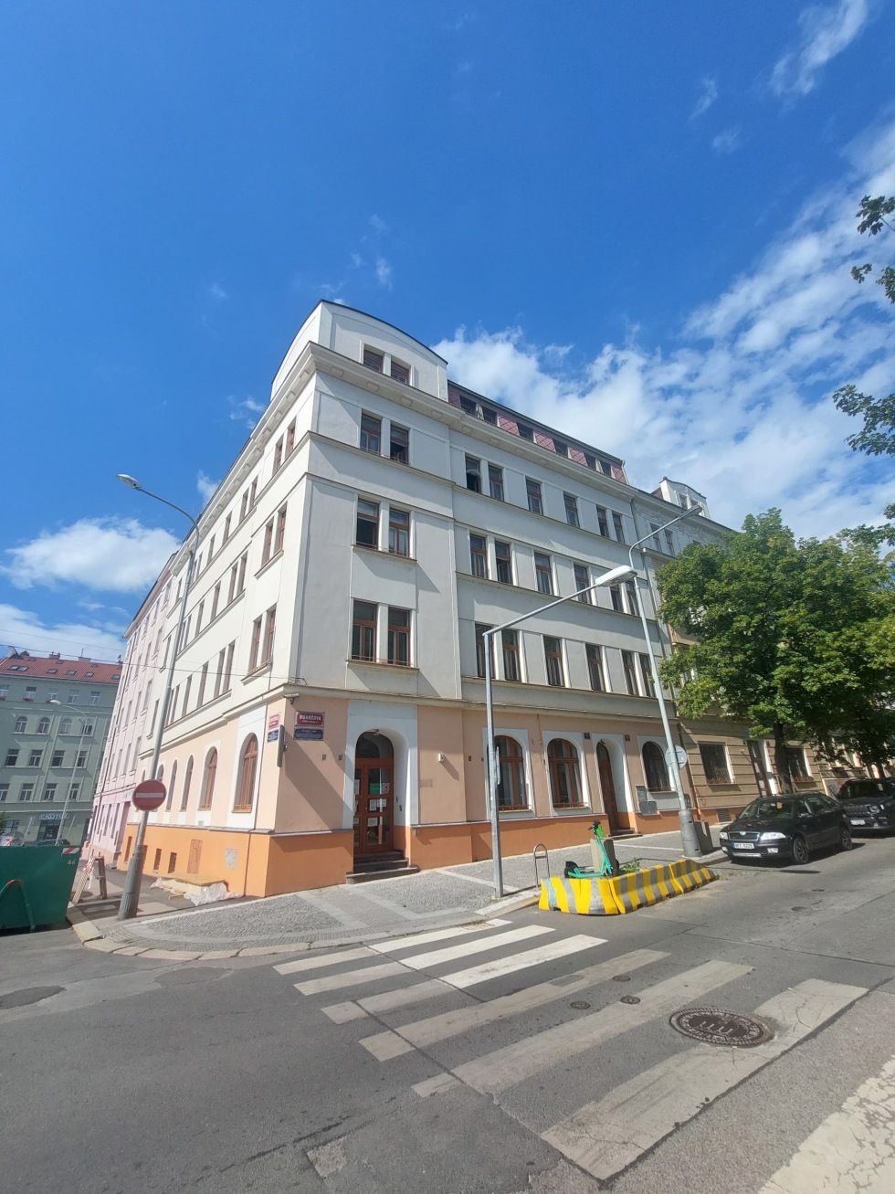 Gymnázia, lycea, střední a základní školy